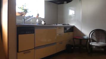 Quarto Standard, não fumadores | Kitchenette privada | Um frigorífico no espaço comum, um micro-ondas no espaço comum