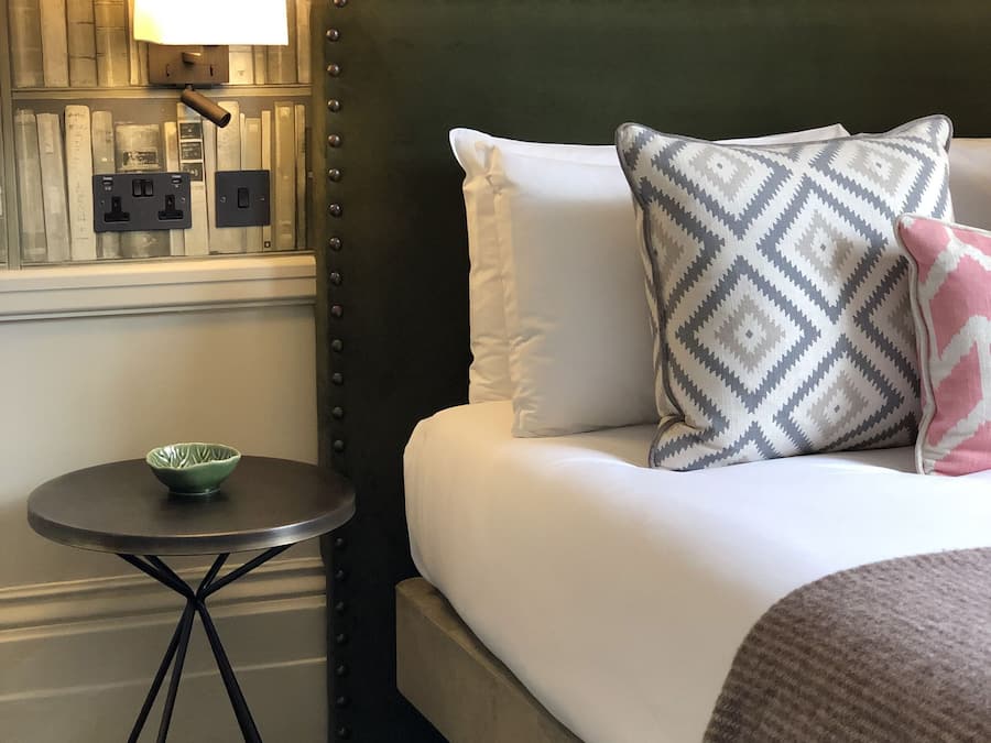 Quarto Duplo Superior | Roupa de alta qualidade, cofre no quarto, com decoração personalizada