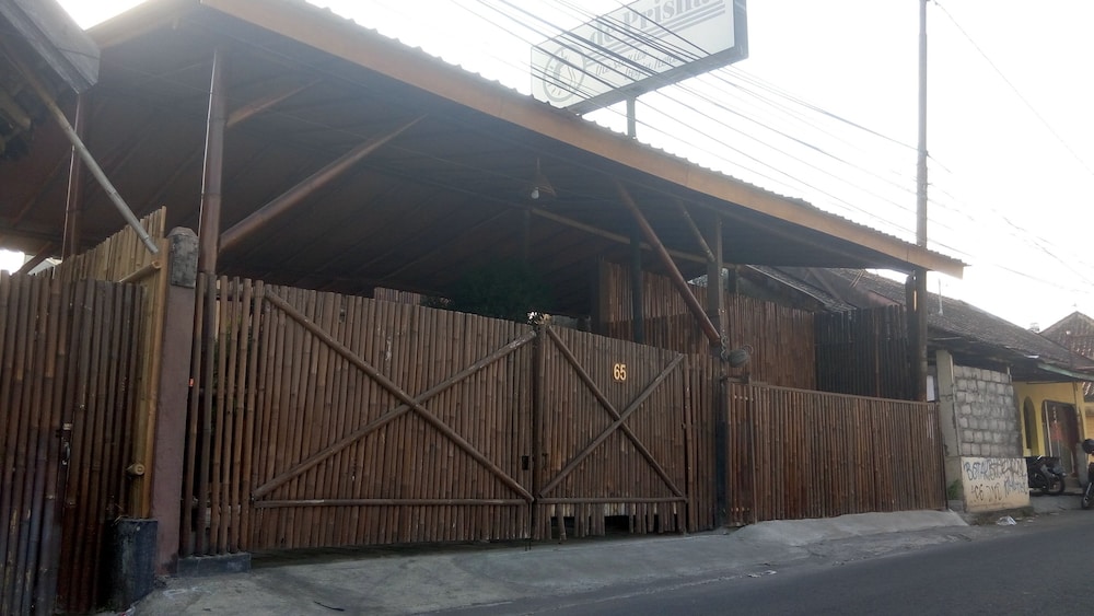 Single Bed Room In De Prisha Janti, Near From Jec - Yogyakarta