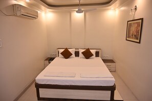 Suíte família | Cofres nos quartos, roupa de cama