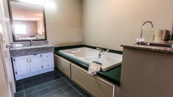 Quarto Premier, 1 quarto, não fumadores | Casa de banho | Uma combinação polibã/banheira, artigos de higiene pessoal grátis