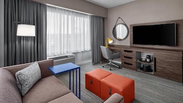 Quarto, 1 cama King, geladeira | Área de estar | TV de tela plana 42 polegadas com canais via satélite, TV