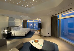 Roupa hipoalergénica, minibar, cofre no quarto 