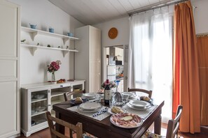 Apartamento, 2 quartos | Opções para refeição no quarto