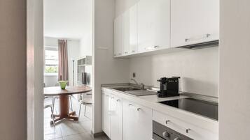 Apartamento, 1 quarto (Prestige 05) | Cozinha privada | Um frigorífico/congelador grande, um micro-ondas, um forno