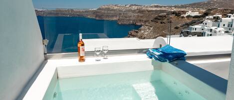 Deluxe Double with Panoramic Caldera View & Hot Tub | Minibar, cofre no quarto, com decoração personalizada