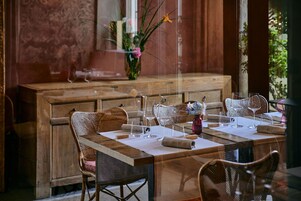 2 restaurantes, com serviço de almoço e jantar; culinária mediterrânea