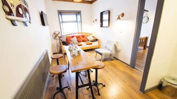 Apartamento, 1 cama de casal e sofá-cama | 1 quarto, com decoração personalizada, com mobília individualizada