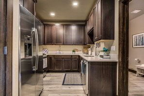 Apartamento em Condomínio Fechado | Cozinha privada | Uma placa de cozinha, uma máquina de lavar louça, utensílios de cozinha 