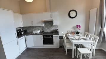 Apartamento de Luxo | Cozinha privada | Um frigorífico/congelador grande, um micro-ondas, um forno