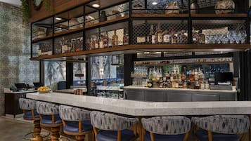 2 bares/lounges, bar ao lado da piscina