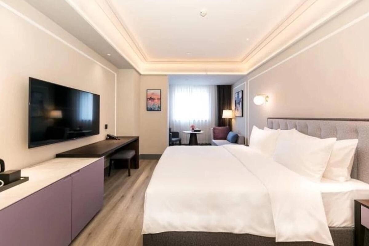 Quarto standard, 1 cama King | Cofres nos quartos, cortinas blackout, ferros/tábuas de passar roupa