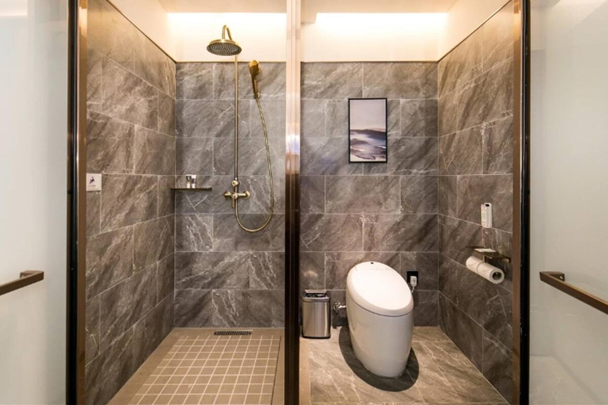 Cofres nos quartos, cortinas blackout, ferros/tábuas de passar roupa