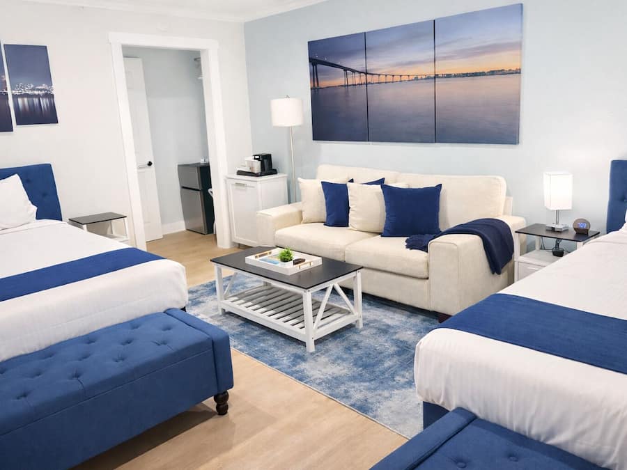 Quarto solteiro standard, 2 camas Queen | Escrivaninha, ferros/tábuas de passar roupa, Wi-Fi de cortesia