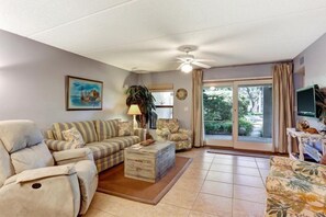 Condo | Sala de estar | TV de tela plana