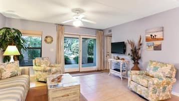 Apartamento em Condomínio Fechado | Sala | TV de ecrã plano