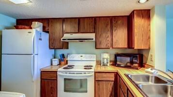 Apartamento em Condomínio Fechado | Cozinha privada | Uma placa de cozinha, uma máquina de lavar louça, utensílios de cozinha