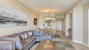 Apartamento em Condomínio Fechado | Sala | TV de ecrã plano