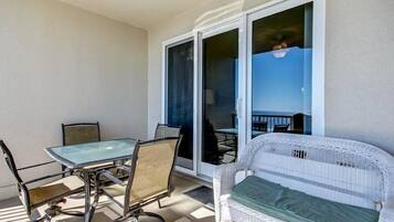 Apartamento em Condomínio Fechado | Varanda