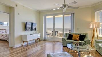 Apartamento em Condomínio Fechado | Sala | TV de ecrã plano