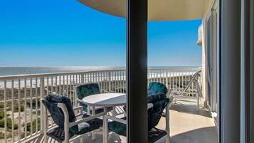 Apartamento em Condomínio Fechado | Varanda