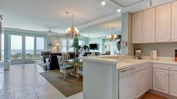 Apartamento em Condomínio Fechado | 2 quartos, secretária, berços/camas para crianças, Wi-fi grátis