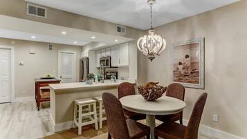 Apartamento em Condomínio Fechado | Cozinha privada | Um forno, uma placa de cozinha, uma máquina de lavar louça