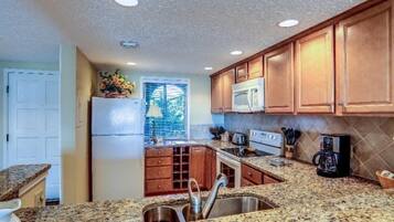 Casa | Cozinha privada | Uma máquina de lavar louça, utensílios de cozinha