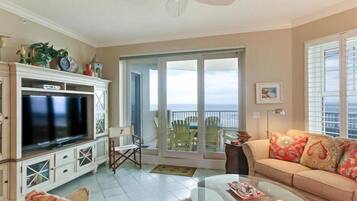 Condo | Sala de estar | TV de tela plana, DVD player