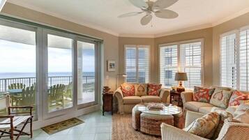 Apartamento em Condomínio Fechado | Sala | TV de ecrã plano, leitor de DVD