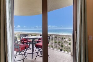 Apartamento em Condomínio Fechado | Varanda