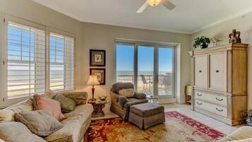 Apartamento em Condomínio Fechado | Sala | TV de ecrã plano