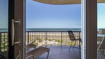 Apartamento em Condomínio Fechado | Varanda