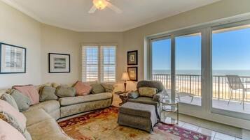 Apartamento em Condomínio Fechado | Sala | TV de ecrã plano