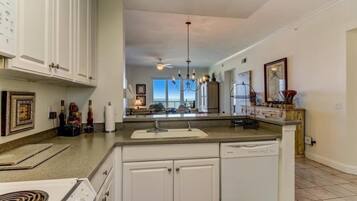 Apartamento em Condomínio Fechado | Cozinha privada | Uma placa de cozinha, uma máquina de lavar louça, utensílios de cozinha