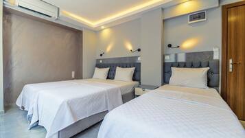 Quarto Triplo Básico | Roupa de alta qualidade, minibar, secretária