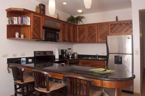 Um frigorífico, um micro-ondas, um forno, uma placa de cozinha
