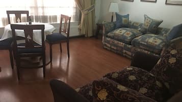 Apartamento | Minibar, cofre no quarto, cortinas/cortinados opacos