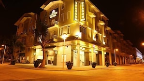 Um hotel de vários andares com uma placa de destaque que diz 'Dragon Hotel'.