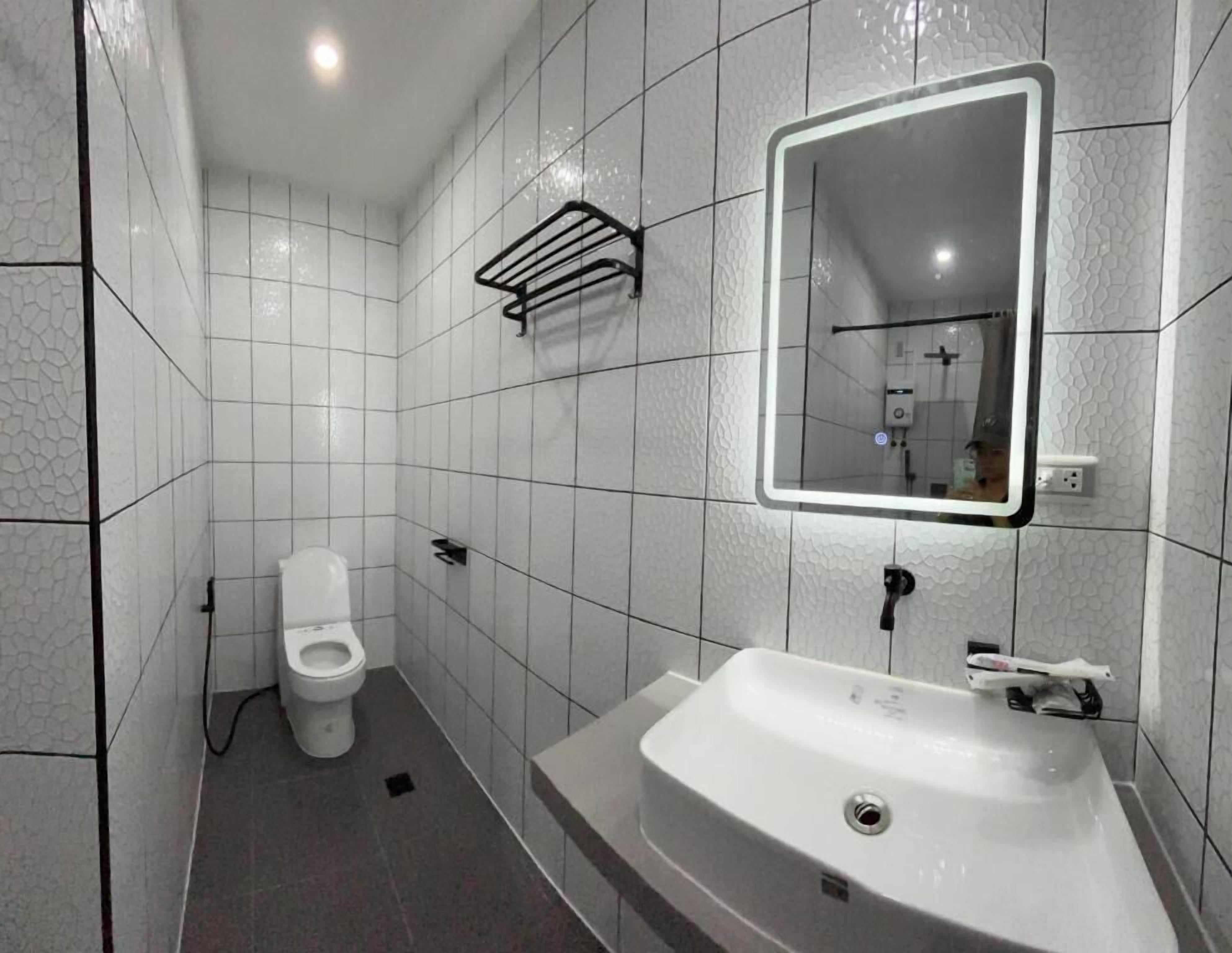 Quarto Executivo | Casa de banho | Um polibã, artigos de higiene pessoal grátis, um bidé 