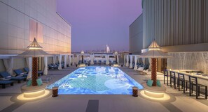 2 piscinas exteriores, uma piscina transbordante, toldos gratuitos 