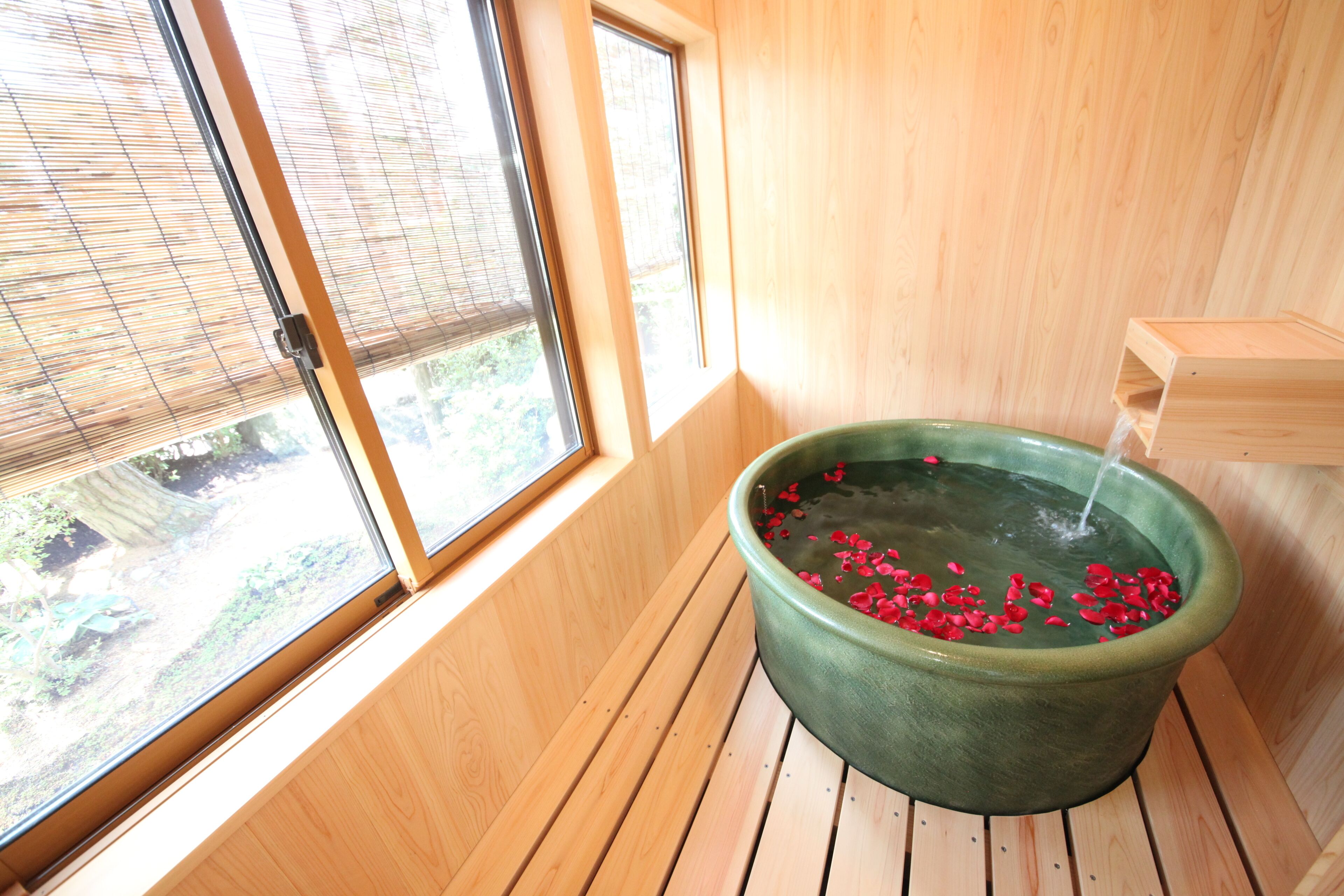 Suíte, vista para o jardim | Banheiro | Produtos de toalete grátis, secador de cabelo, chinelos 