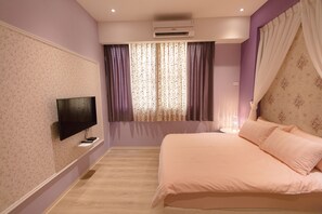 Quarto casal básico | Escrivaninha, Wi-Fi de cortesia, roupa de cama