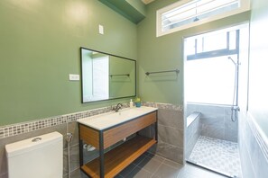 Quarto casal básico | Banheiro | Produtos de toalete grátis, secador de cabelo, chinelos