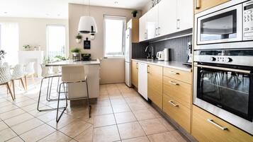 Apartamento Deluxe, 2 quartos | Sala de estar | TV de ecrã plano