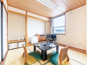 Quarto Twin Deluxe, fumadores | Wi-fi grátis, roupa de cama fornecida