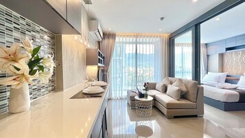 Junior Suite, Twin Beds | Edredões de penas, camas de colchão Select Comfort, cofre no quarto 