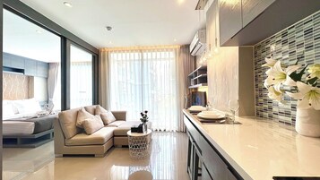 Suite Júnior, 1 cama king-size | Edredões de penas, camas de colchão Select Comfort, cofre no quarto 