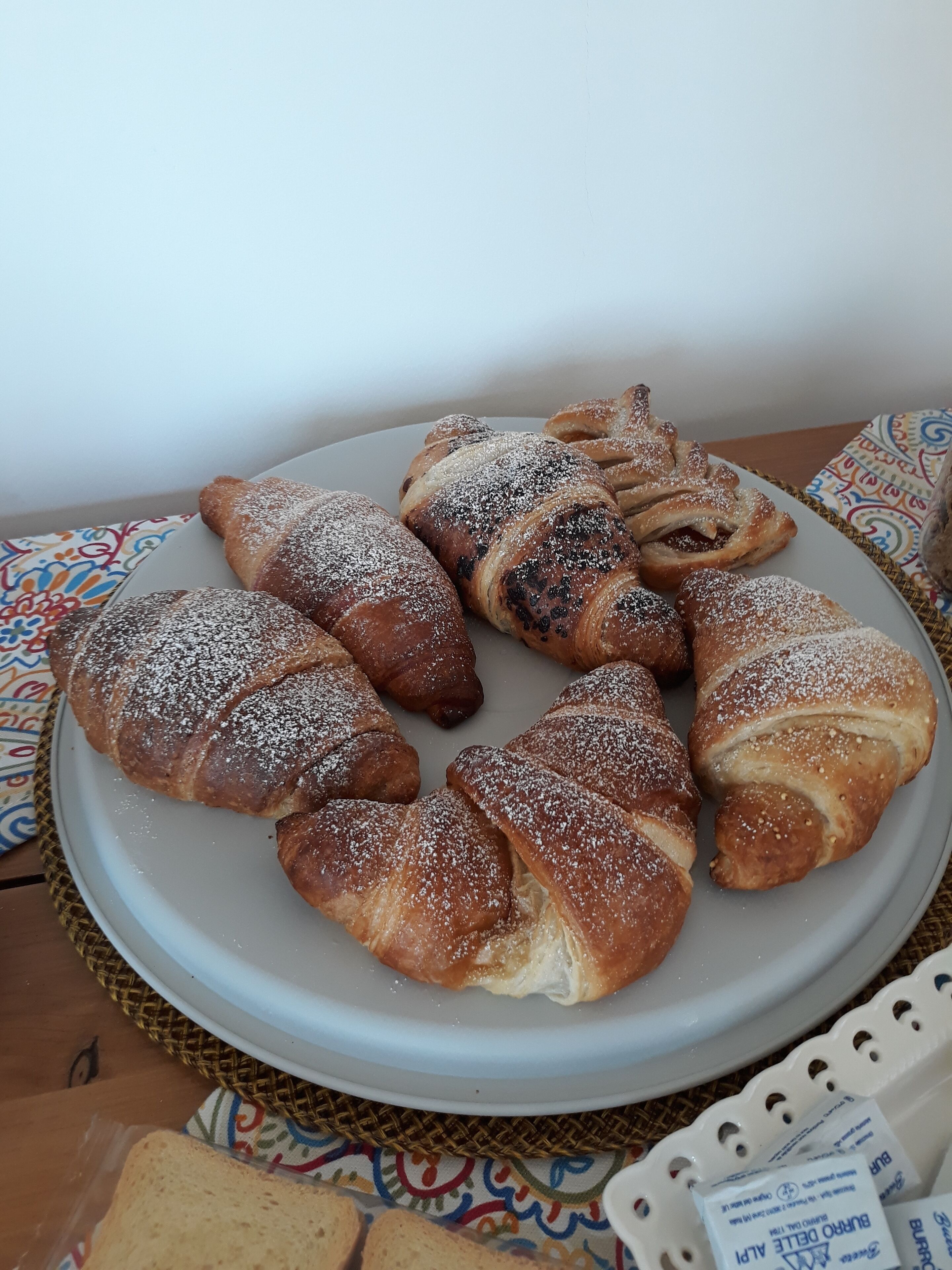 Um prato com diversos doces sobre uma mesa.