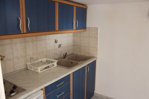 Quarto Twin Panorâmico, varanda | Kitchenette privada | Um frigorífico/congelador grande, uma placa de cozinha, mesas de jantar 
